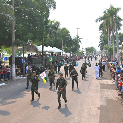 Mesmo com forte calor, corumbaenses prestigiam desfile dos 202 anos da ...